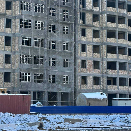 Навоийда Янги микрорайондан курилиши тугалланмаган савдо дукони