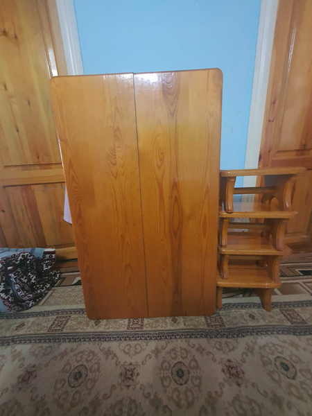 СРОЧНО продам стол в наборе с 4 стульчиками