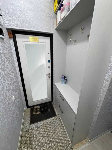 В Тинчлике 1 комнатная переделанная в 2 на 2м этаже, евроремонт, 44 м2