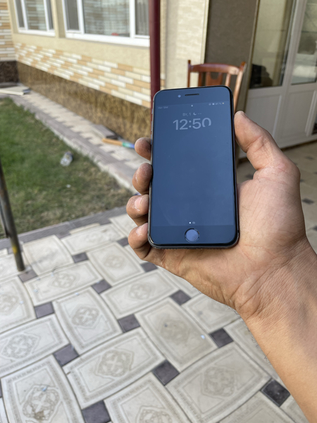 Iphone 8 64 g sotiladi