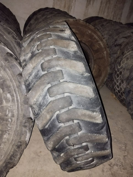 Продам шина погрузчика 1,8 кубовый