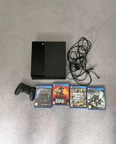 Playstation 4 black
-New controller

-HDMI cabl