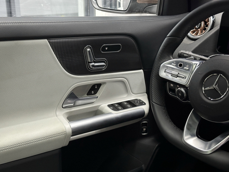 Mercedes Benz EQA300 4matic