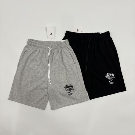 Шорты от бренда Stussy