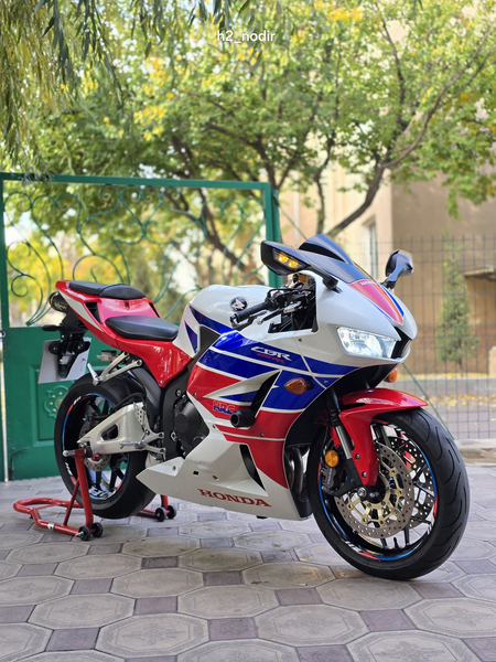 Срочна сотилади Honda CBR 600RR