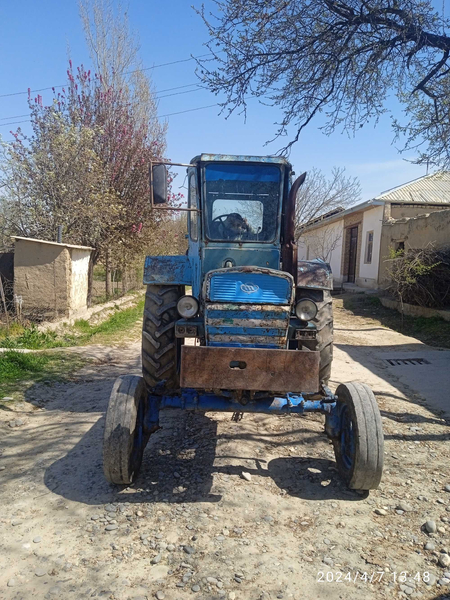 Traktor sotiladi T28