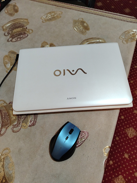 Sony VAIO yaxshi holatda