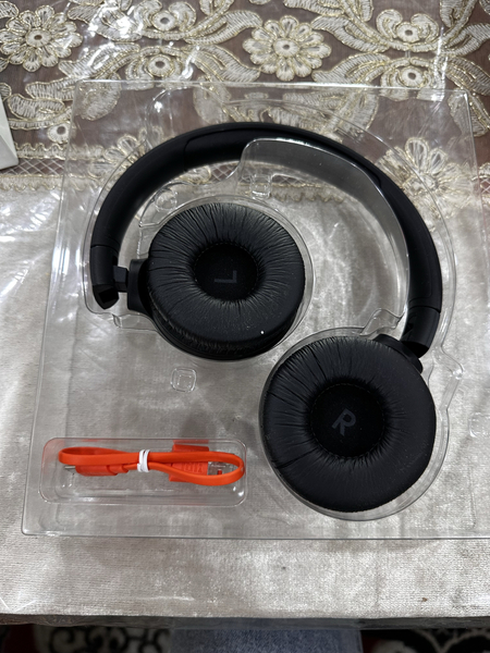 Jbl naushnik sotiladi