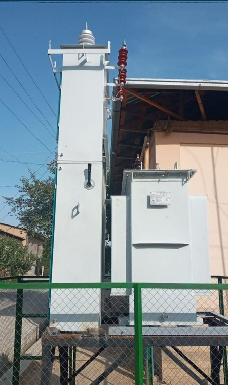 Elektrik xizmati mantaj ustanovka stalba transformator