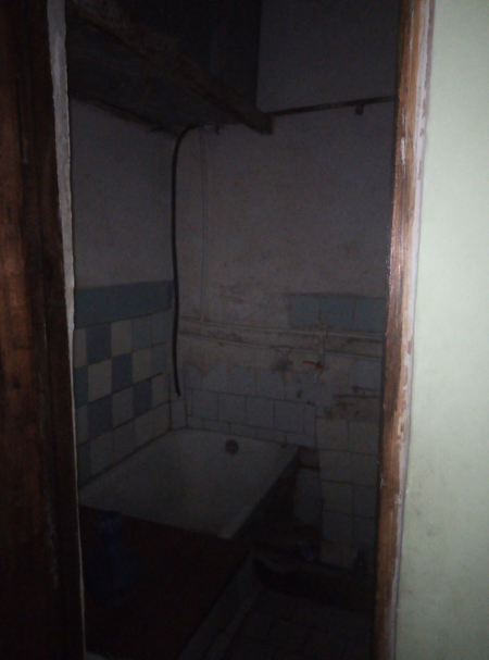 Qarshı shahar 4 mıkrarayon Anıs yon tomonida 4 xona 3 xona qılıngan