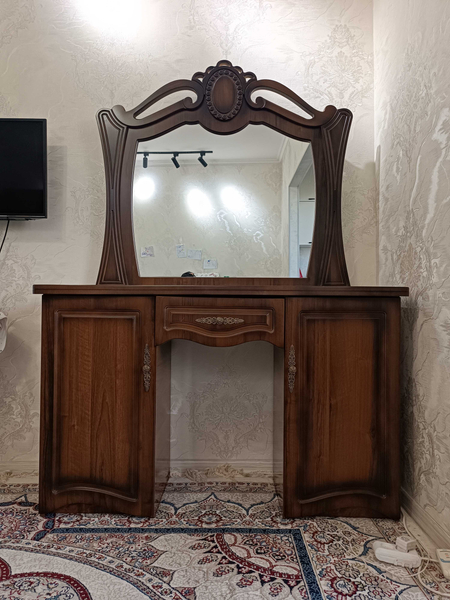 Продаётся комплект Шкаф , Тримо и письменный стол.