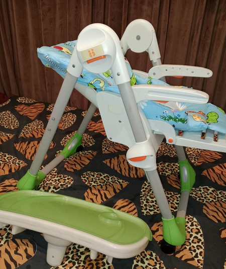 Стульчик для кормления Chicco.