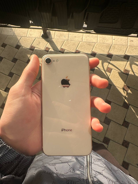 iPhone 8 64gb srochna sotiladi