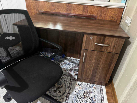 Продается комплект для рабочей зоны. кресло и стол за 800 000