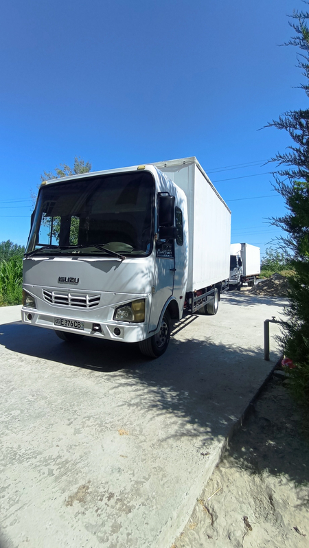 Isuzu 2010 yul ishlab turgan moshina