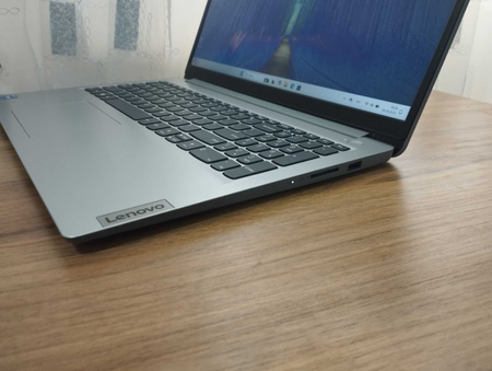 Lenovo IdeaPad / I5-1235U / DDR4 8GB / M.2 256GB / 15.6