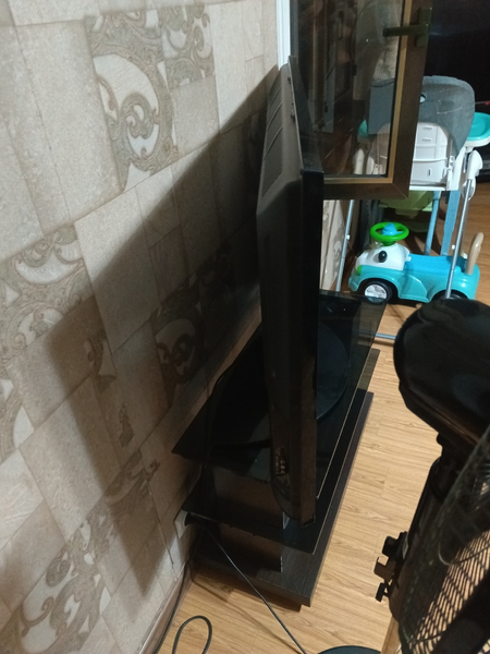 Телевизор LG 42 дюймов с подставкой