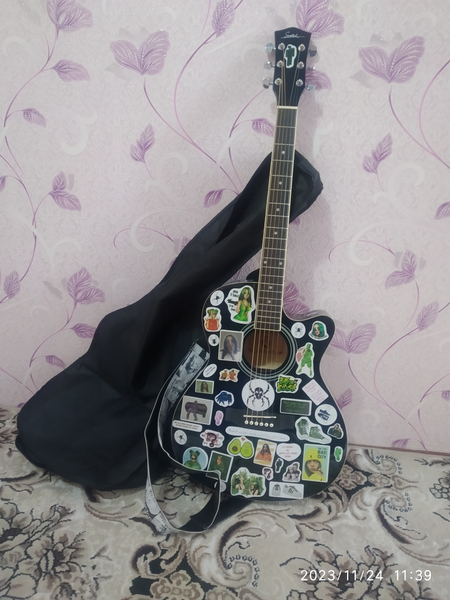 Akustik gitara 41 razmer sotiladi remen chexol bilan birga beriladi