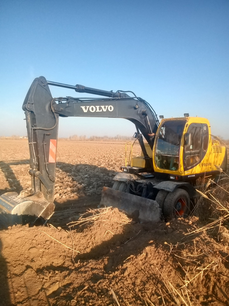 Ekskavator Volvo 130 sotiladi