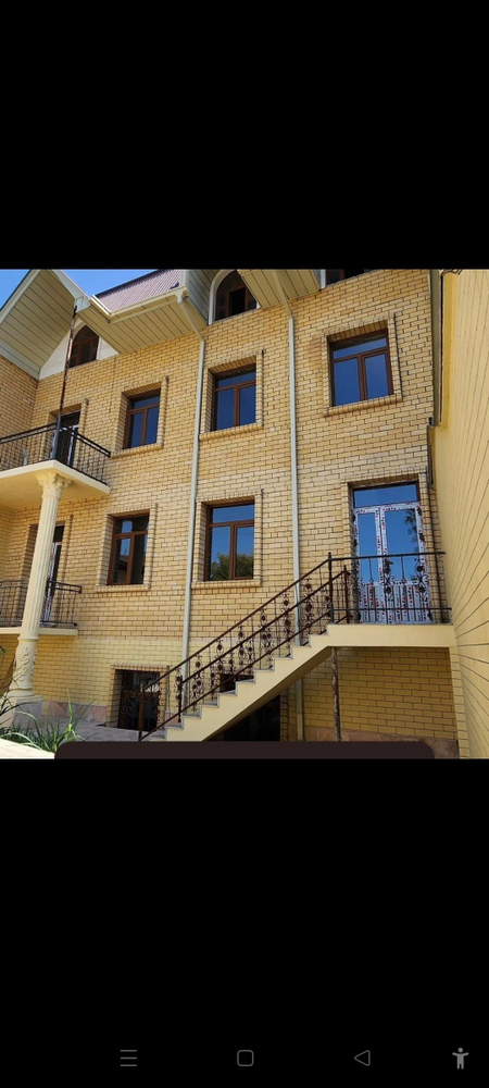 Продается тех этажный дом с полуподвалом