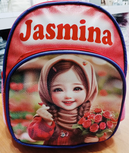 Bolalar ismlari yozilgan sumkalar.
