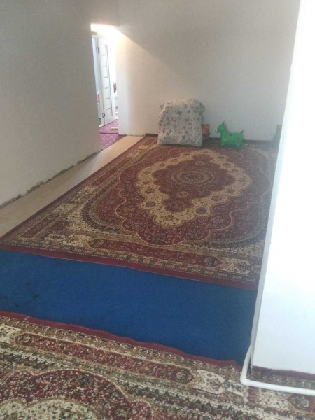 Uy sotiladi 1 etaj 3 xona