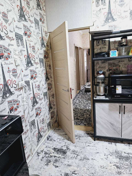 Срочно продаётся 3-ком. кв. в 10-микрорайоне (на против Карван базара)