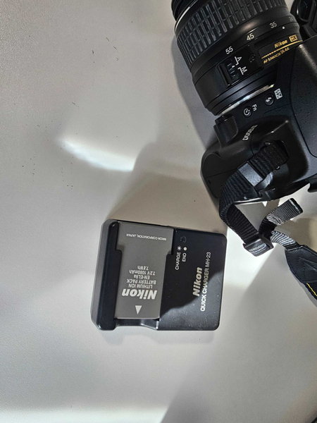 ПРОДАМ Nikon D3000 Зеркальный фотоаппарат / Объектив 18-55mm.