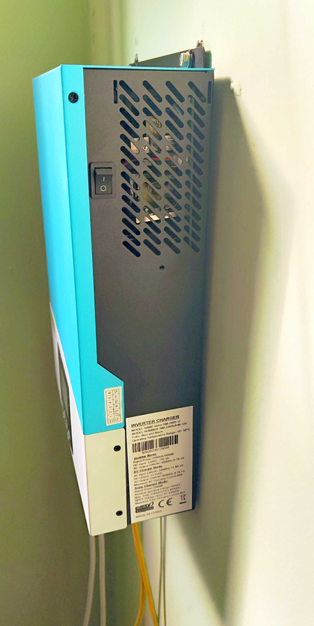 Quyosh panellari uchun invertor 2KW + Akkumulyator 70Ah sotiladi