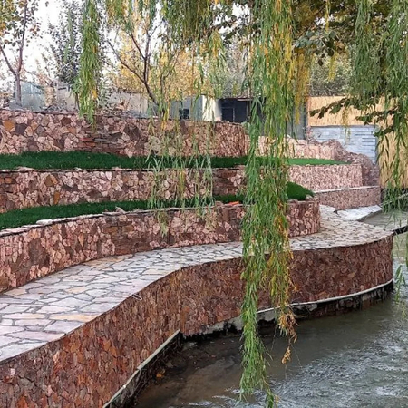 Красный рваный камень