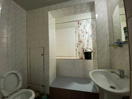 м.Буюк Ипак Йули около метро 3-комн 4/5 71 м² кирпич 2х6 без ремонта