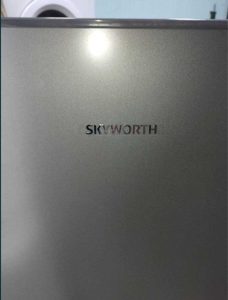 Холодильник Skyworth 1.40 стального цвета.