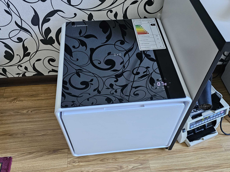 ПРОДАМ Прикроватный Холодильник Hofmann MR-30WH. Состояние ИДЕАЛЬНОЕ.