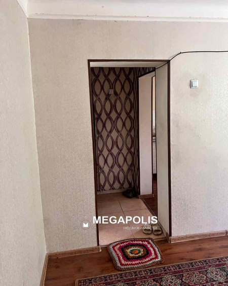 Чиланзар_1 кв (1комнатная в 2х/3этаж) Кирпич 1.6 балкон