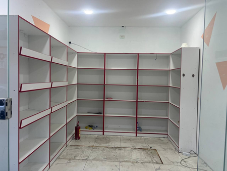 Полка для магазина в хорошем состоянии