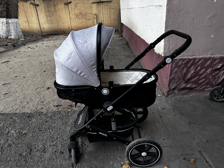 Pochti yangi kolyaska arzonga sotladi