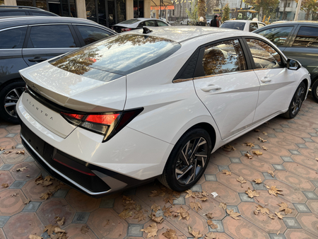 Hyundai Elantra 2024 .
