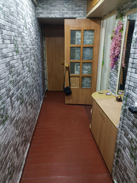 Срочно продаю 2 х ком Спутник 3.в деревянном доме у МЕТРО. Санузел раз