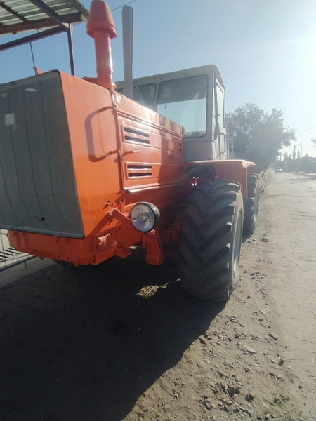 T 150 traktori sotiladi 15 000