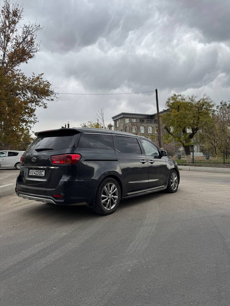 Kia carnival sotiladi