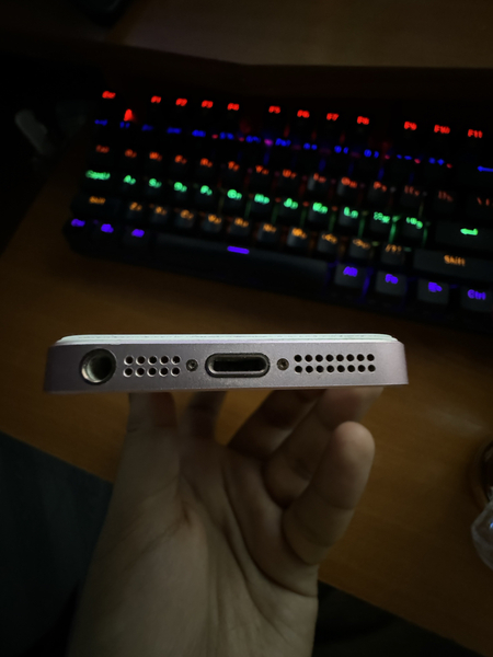 Iphone 5 se holati yaxshi ishlashlari zo'r.karobkasi yo'q.tegiga javob