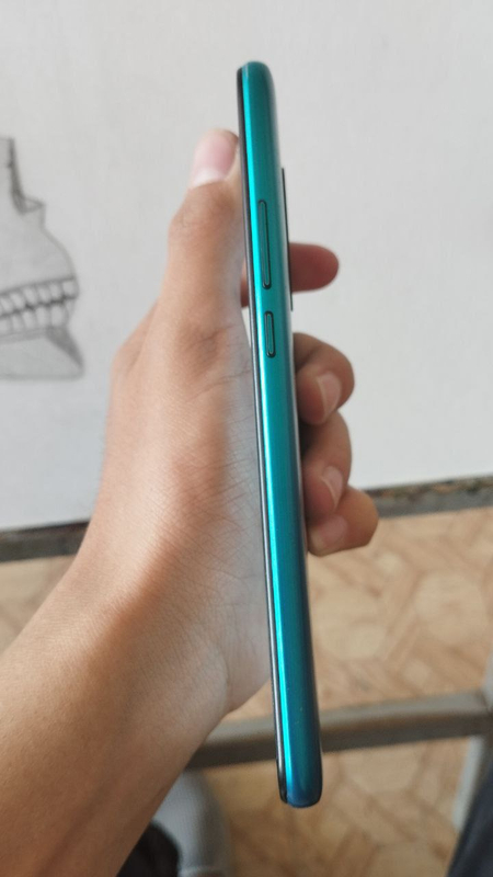 Redmi 9.    3/32 holati ideal. Zor ishlaydi