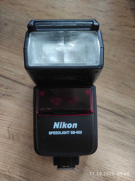 Продам новенький фото-видео аппарат Nikon D3300 + вспышку Nikon SB-600