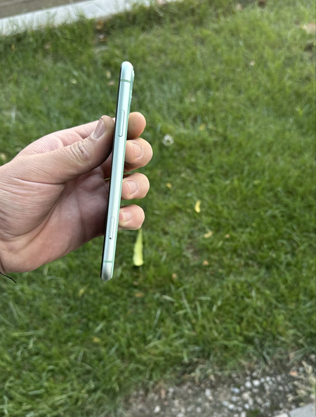 Iphone 11 sotilad bez karopka 64gb  ayb yo hama joy iwldi xolat yaxshi