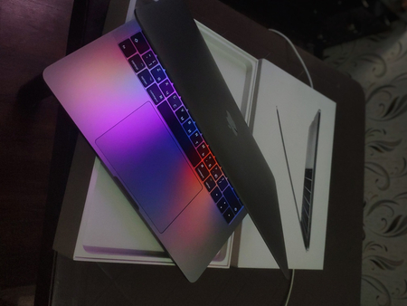 Apple MacBook PRO полный комплект. В идеальном состояние