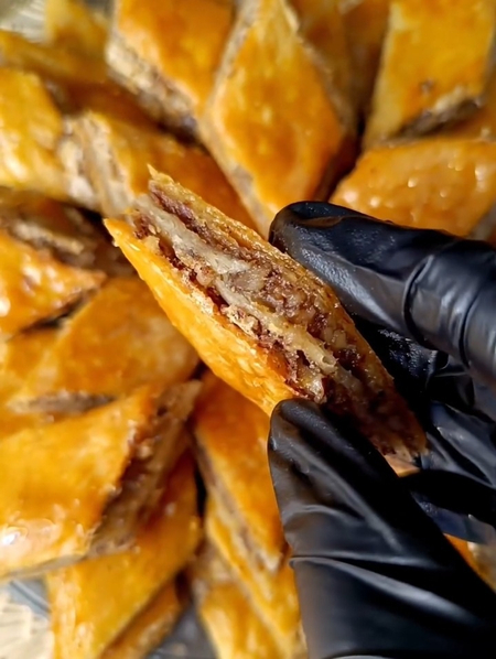 Tort va pishiriqlar sotiladi