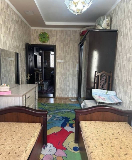.Продам 2комнатную 3этаж хороший ремонт балкон 1,5х3 Фархадский 10квар