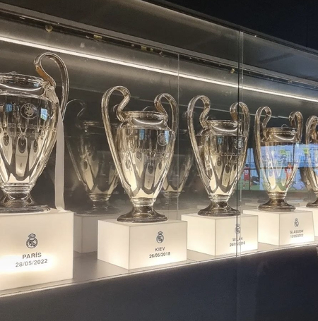 Продается спортивный костюм Real Madrid (размер S) - Новый, с биркой!