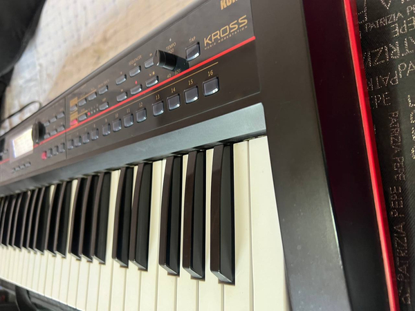 Korg Kross sotiladi 61 klavish to'yga tayyor sola garmoniyaga