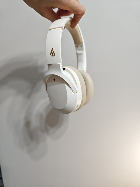 Headphones with active noise cancellation